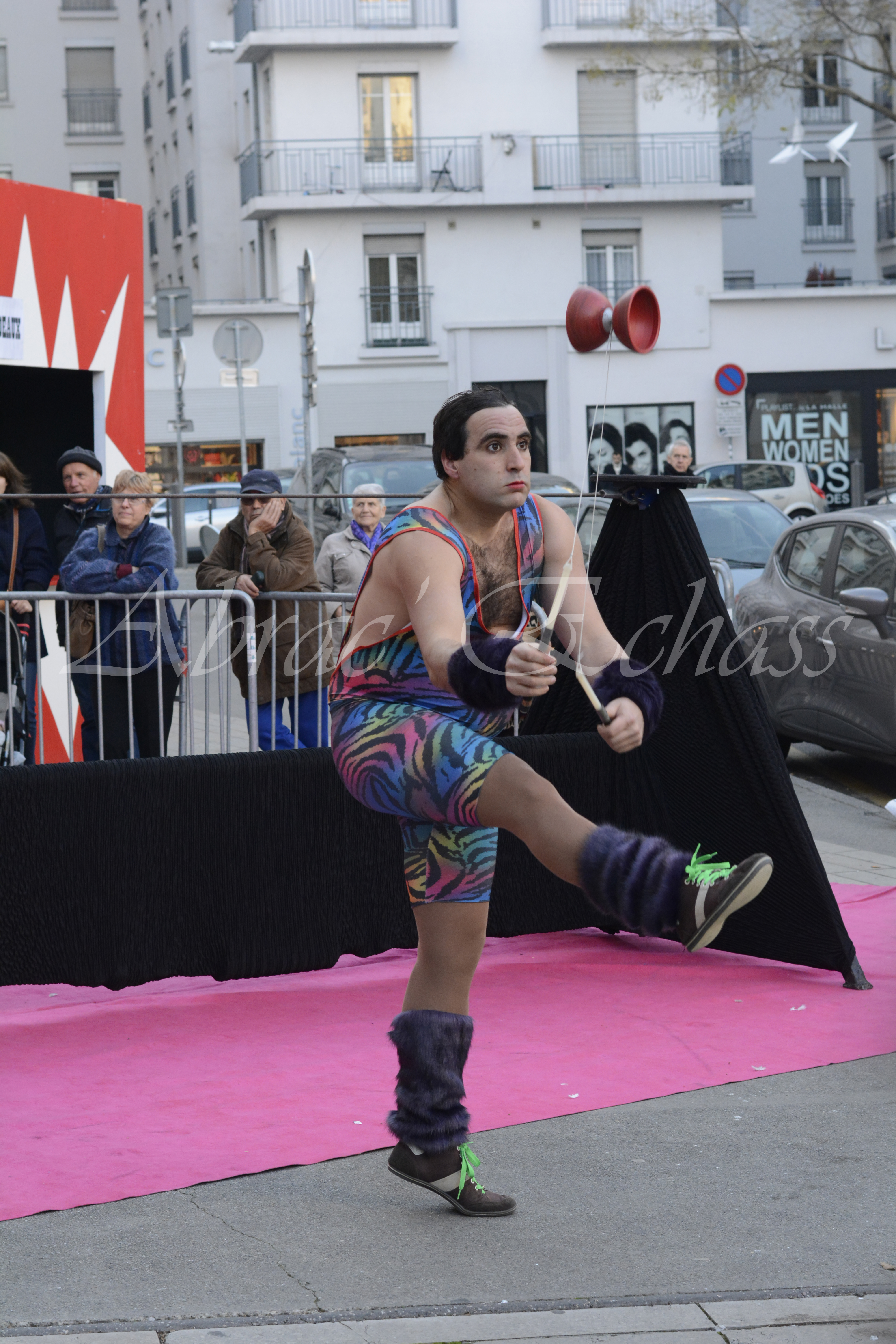 boite à merveilles spectacle rue cirque festival mat chinois fil de fer ...